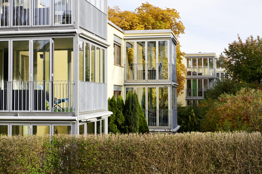 Die fünf Gebäude mit insgesamt 49 vielfältigen 2- bis 5,5-Zimmer ...